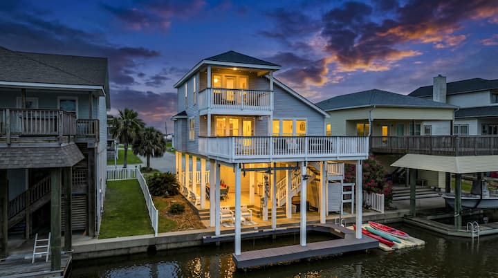 Three C's- Canal Front / Short Walk To Beach - Galveston