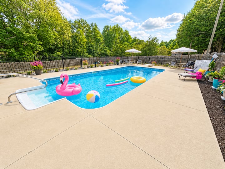 Southern Charm Pool House - Rainbow Lakes, Kannapolis