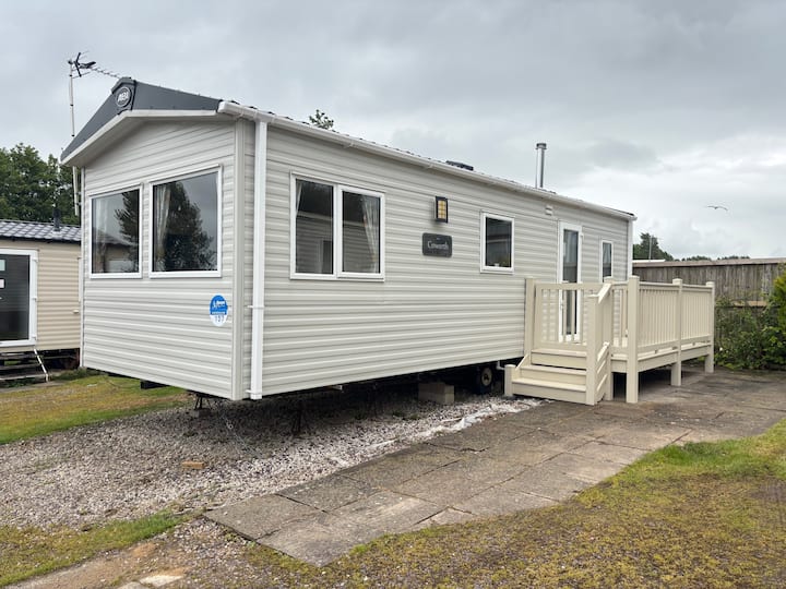 Cozy Caravan With Decking And Parking - Lytham St Annes
