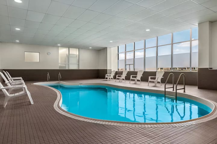 King Bed | Ramada Niagara Falls | Near Fallsview - Niagara Falls