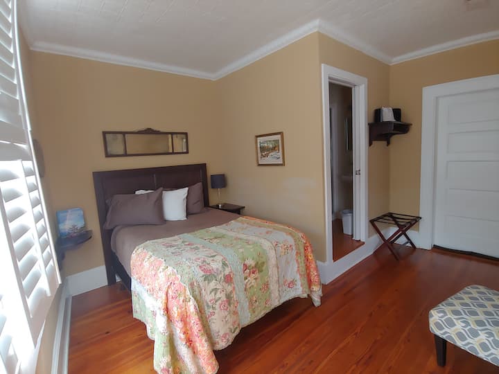Iron Horse Station - Pullman Room 215 - Hot Springs, NC