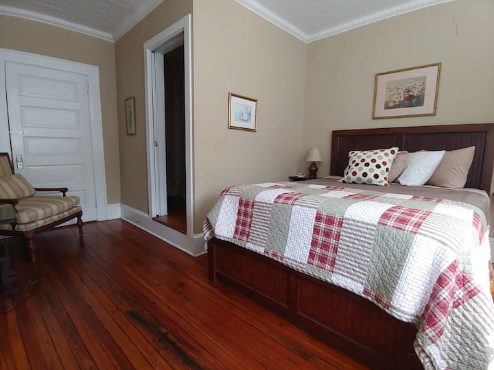 Iron Horse Station - Pullman Room 214 - Hot Springs, NC