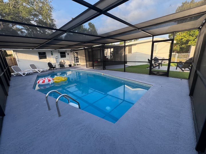 Close By Clearwater Beach Pool Home - Clearwater, FL