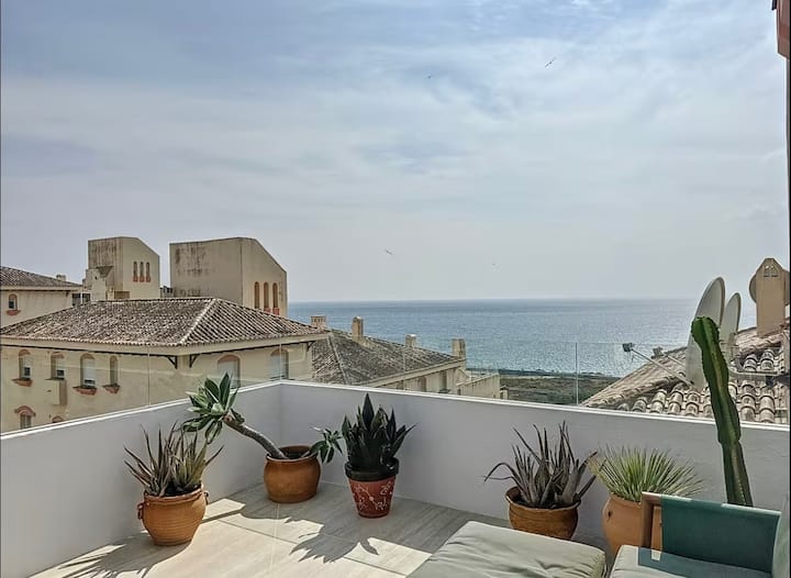 Mbb53 - Beachfront Penthouse With Sea Views - Estepona