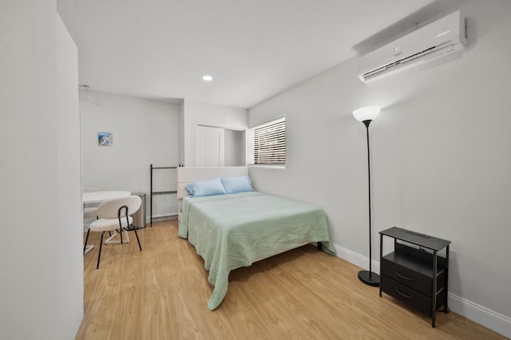 Cozy Private Studio: Queen Bed + Full Kitchen - Tampa, FL