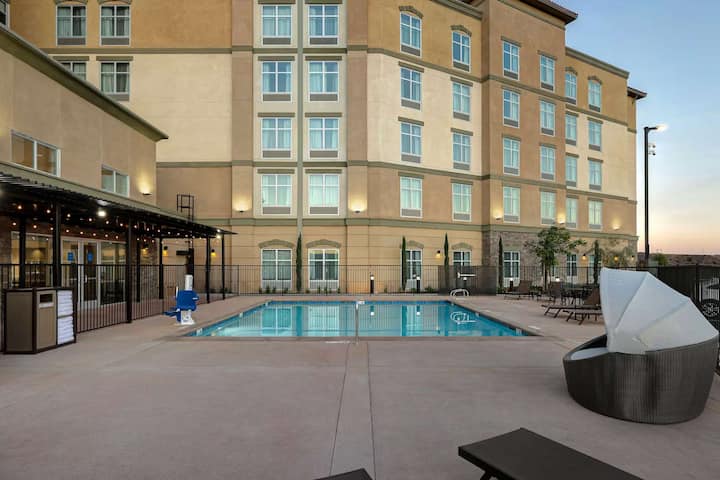 Near Six Flags Magic Mountain + Free Breakfast - Santa Clarita, CA