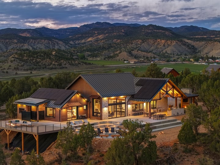 Zion Luxury Estate | Hot Tub, Theater & Fire Pits - Utah