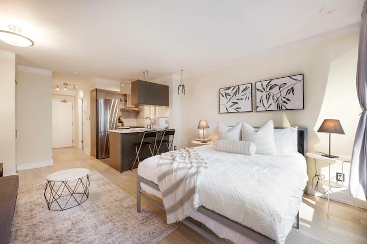 Walkable Oasis With Sunny Patio | Central | 2 Beds - Vancouver