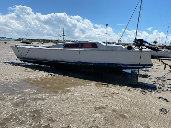 Catamaran Les Pieds Dans L’eau
Lit Minimaliste - Île d'Aix
