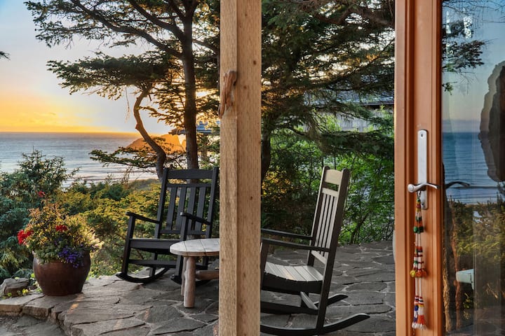 Private Oceanfront Escape W/ Haystack Rock Views - Cannon Beach