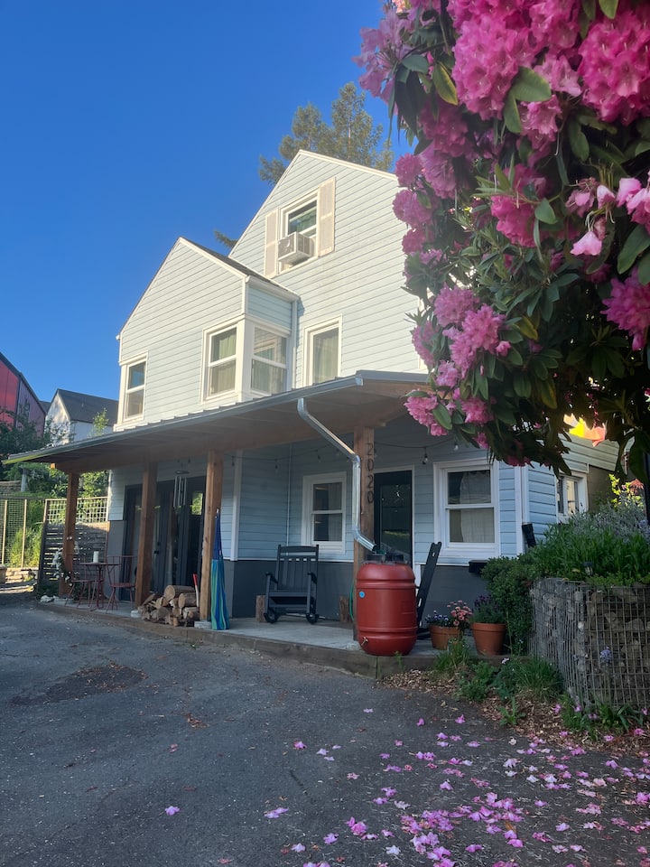 Daylight Basement In Charming Manette - Bremerton, WA