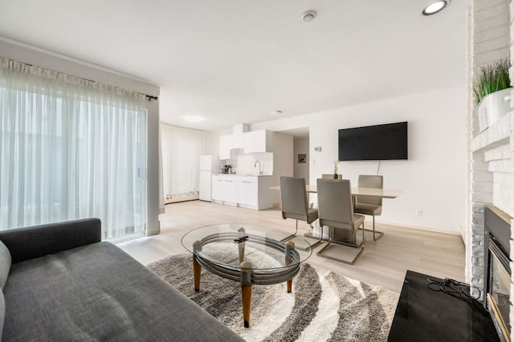Sun-drenched Modern 1 Bed Suite | Prime Location - Vancouver