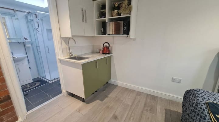 Two Room Ground Floor House - Slough