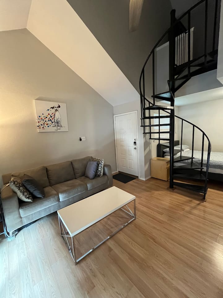 Chill Loft Retreat W/ Pool & Strong Ac Near Dt Atx - Austin, TX