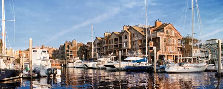 3-bedroom On The Harbor, Newport Onshore - Jamestown, RI