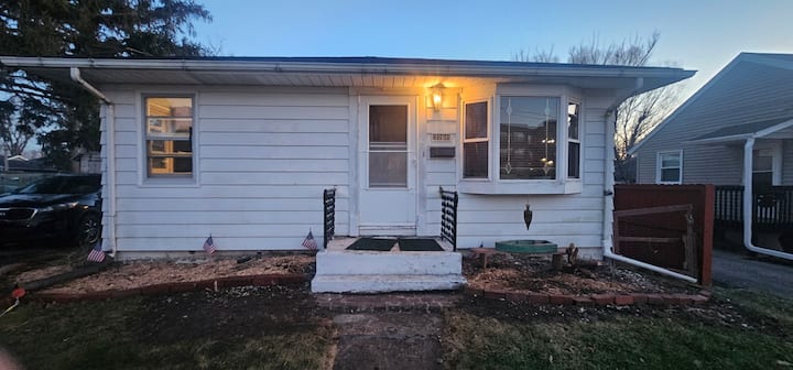 Cute Bungalow In The Heart Of Marion - 시더래피즈
