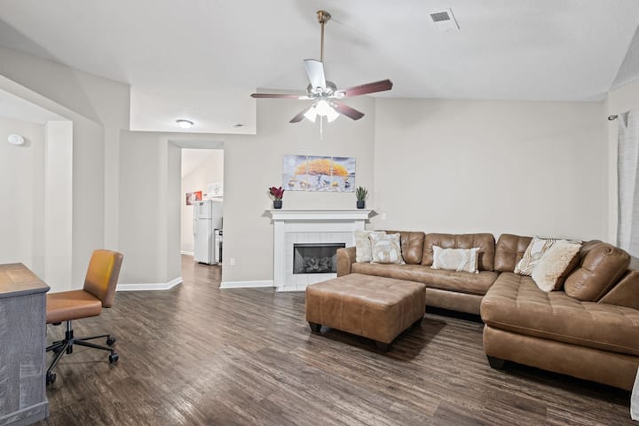 Great Location 3br Home W/fireplace + Fast Wi-fi - Southaven, MS