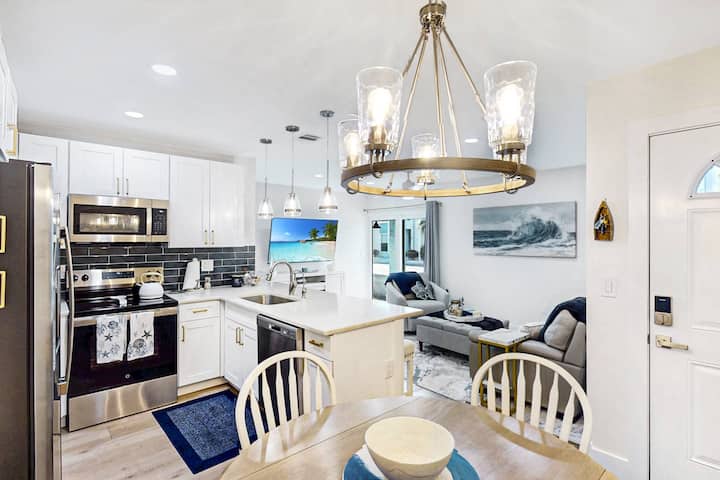 Beautifully Updated. Heated Pool. Walk To Beach! - Madeira Beach, FL