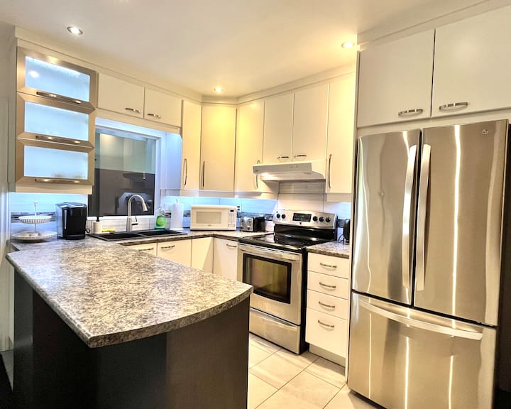 Stylish Apartment In Dt Montreal | Parking | 3 Bdr - Laval