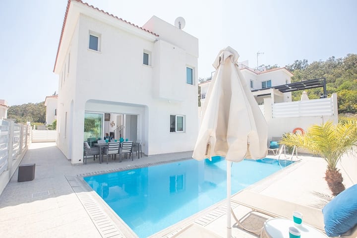 Sunshine Villa -3 Bedrooms All En-suites - Ayia Napa