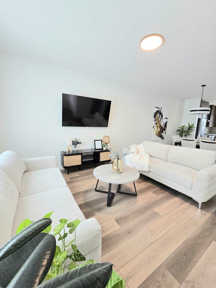 4br Calgary Retreat - Spacious Central & Stylish - Calgary