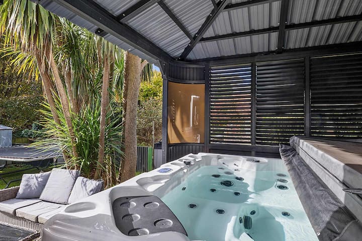 Awesome Aubrey: Stylish City Retreat - New Plymouth