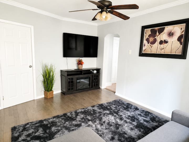 Lovely 2 Bed Home, Backyard & Private Driveway - Roslyn, NY
