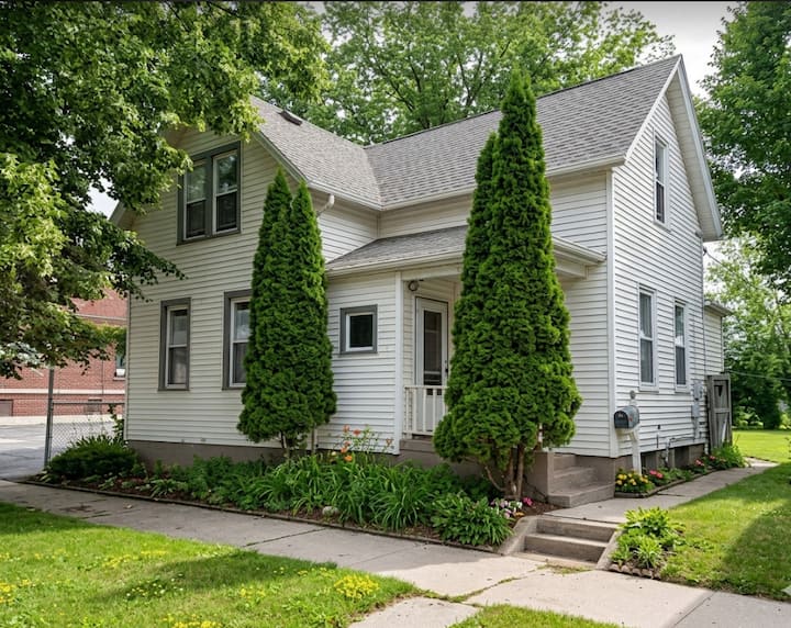 New Cozy Family Downtown Home W/ Yard -Photos Soon - Sheboygan, WI