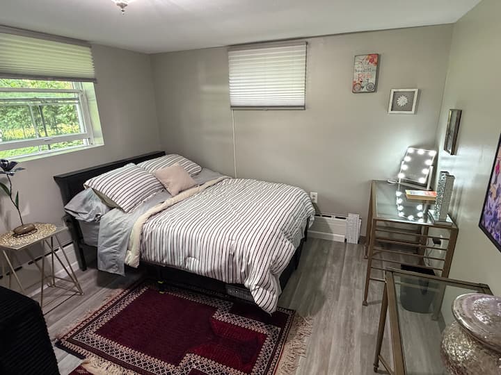 Location Is Prime! King & Full Bed! Sleeps 4 Cozy - Albany, NY