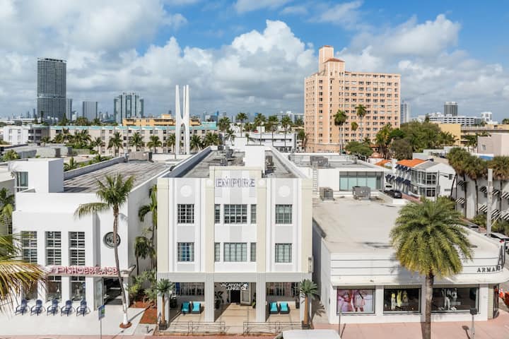 Beach & Ocean Drive Retreat | Pet-friendly - Miami Beach, FL