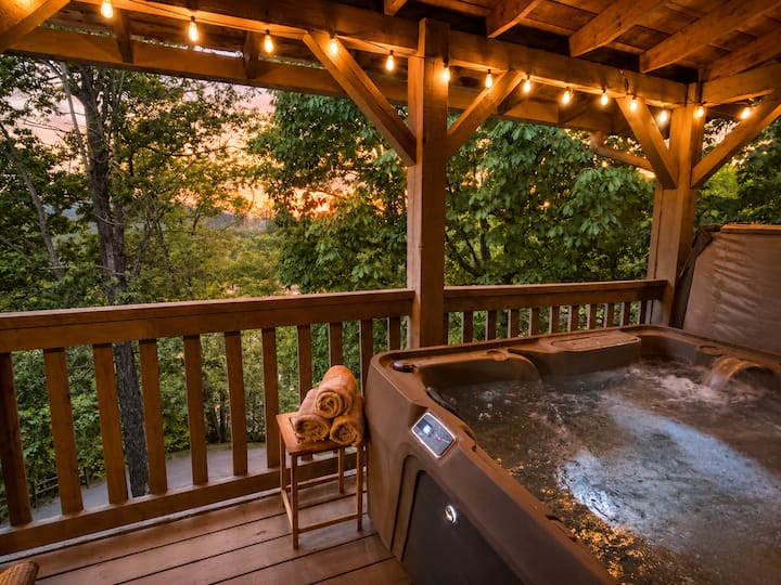 Spacious Cabin W/ Hot Tub + Bunk Room + Game Room - Gatlinburg, TN