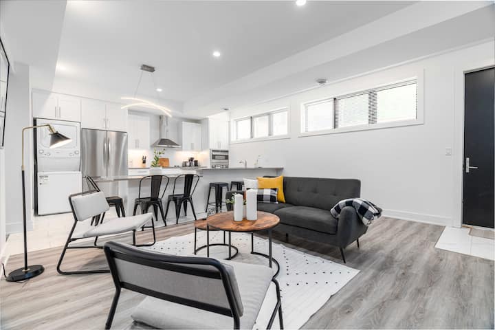 Downtown London - 2bed/2bath/parking/wi-fi - London