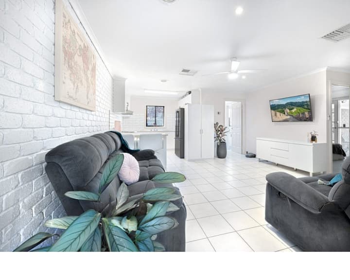 Regent Retreat - Sleeps 15, Bbq, Pool, Free Breaky - Moama
