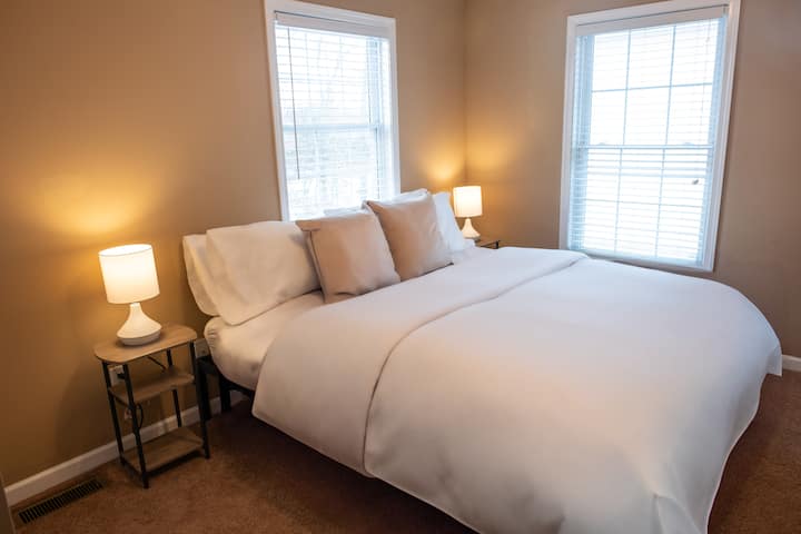 The B-town Retreat | Spacious 3br Townhome - Bloomington, IN