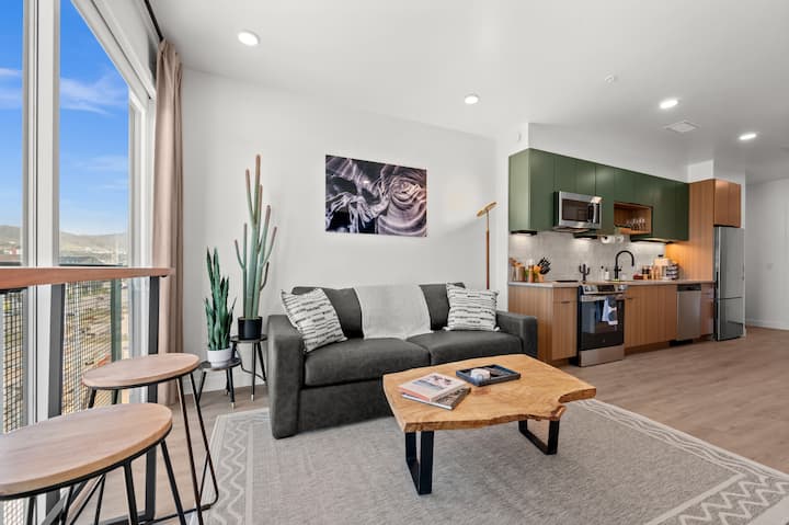 Luxe Urban Stay | Pool ~ Sauna ~ Parking ~ Views - Salt Lake City, UT