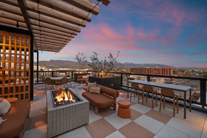 Luxe Urban Stay | Pool ~ Sauna ~ Parking ~ Views - University of Utah Hospital, Salt Lake City