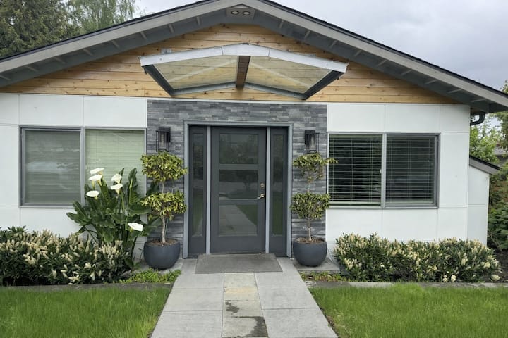 Modern Zen Indoor & Outdoor Retreat In Kirkland - Kirkland, WA