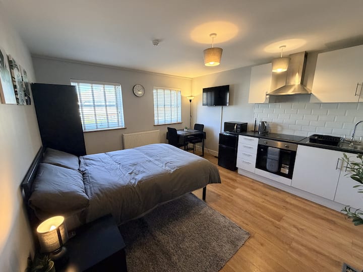 Stylish Cozy Studio | Leatherhead Station | Surrey - Dorking