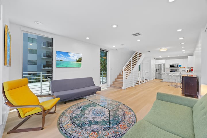 Best South Beach Miami Apt (Hosts Up To 17 Guests) - Miami Beach, FL