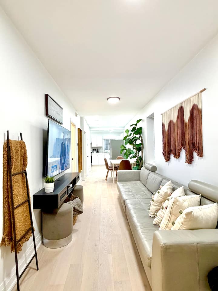 Stylish Getaway Near Clifton Hills, Niagara Falls! - Niagara Falls
