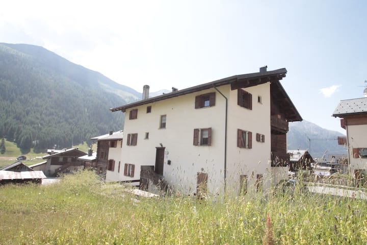 Spazioso Appartamento Con Tavolo Esterno - Livigno