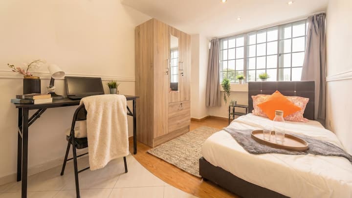 Bright Room · 5 Min Jurong East Mrt · Imm Mall - Singapour