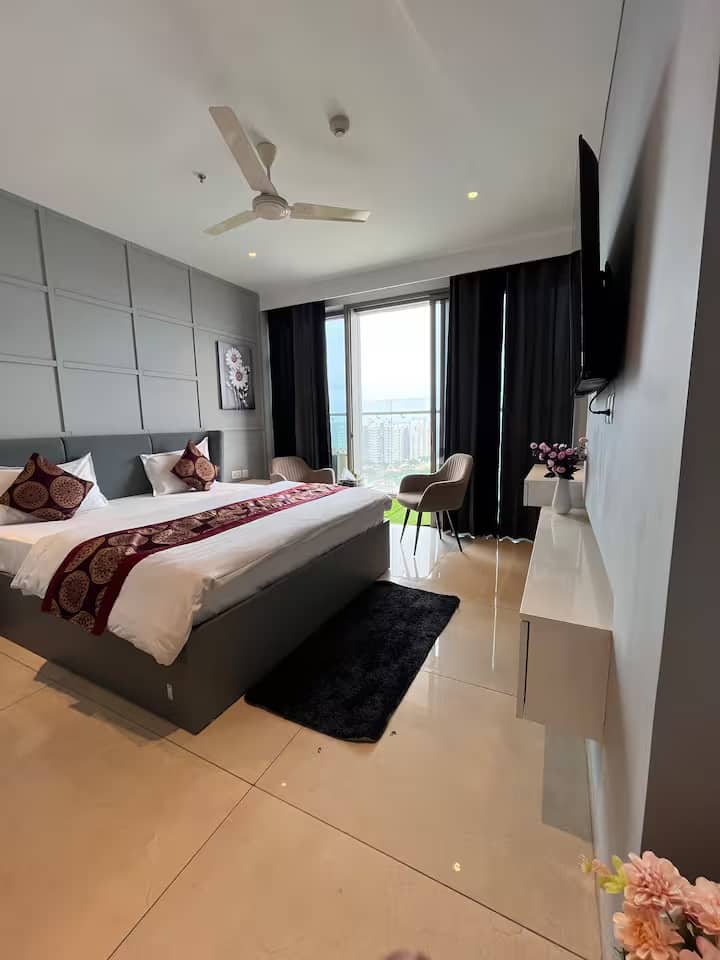 Skyrise Studio With Balcony & Rooftop Pool & Gym - India