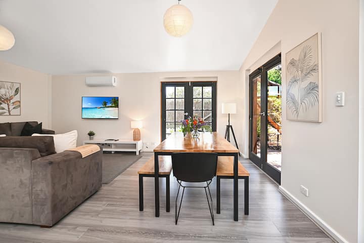 Cozy Nook ~ Stunning Bathroom & Hidden Retreat - Kingscote