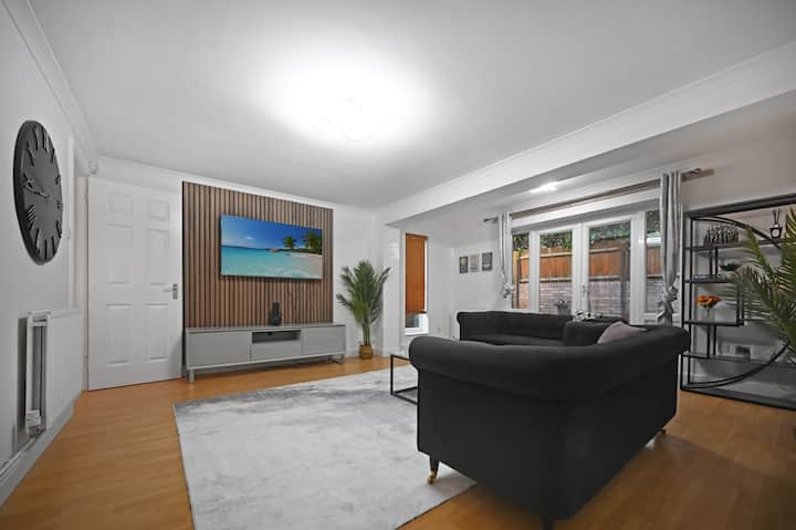 Stylish 4br Home • 10 Mins To Centre Mk - Milton Keynes