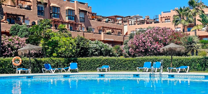 Apartamento Con Solarium, Jardines Y Piscinas - Manilva