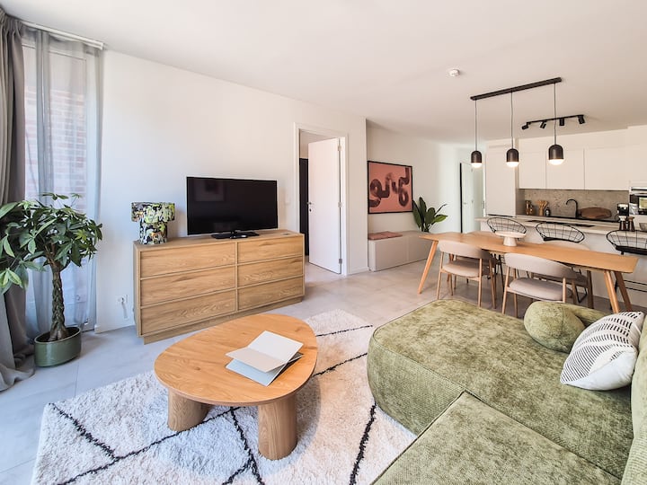 Ruim 1 Slaapkamerappartement Met Gratis Parking - 布魯塞爾