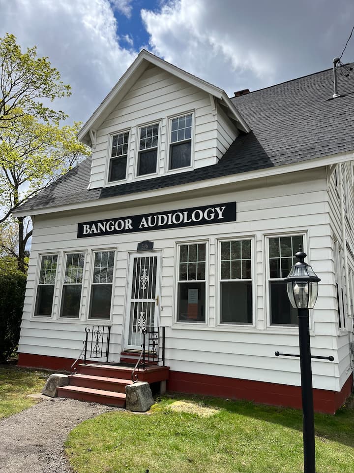 House Conveniently Located On Broadway! - Bangor, ME