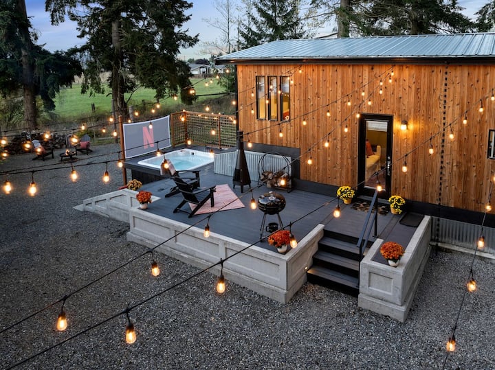 Tiny House W/ Jacuzzi & Cinema In Washington - Sequim, WA