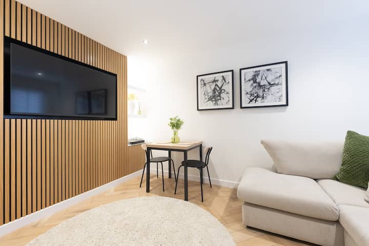 Modern 2-bed Sleeps 4 | Parking | Near Edinburgh - Falkirk